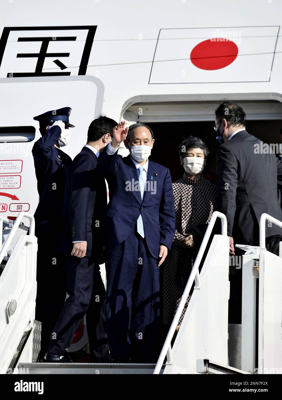 Japanese Prime Minister Yoshihide Suga and his wife Mariko leave for ...