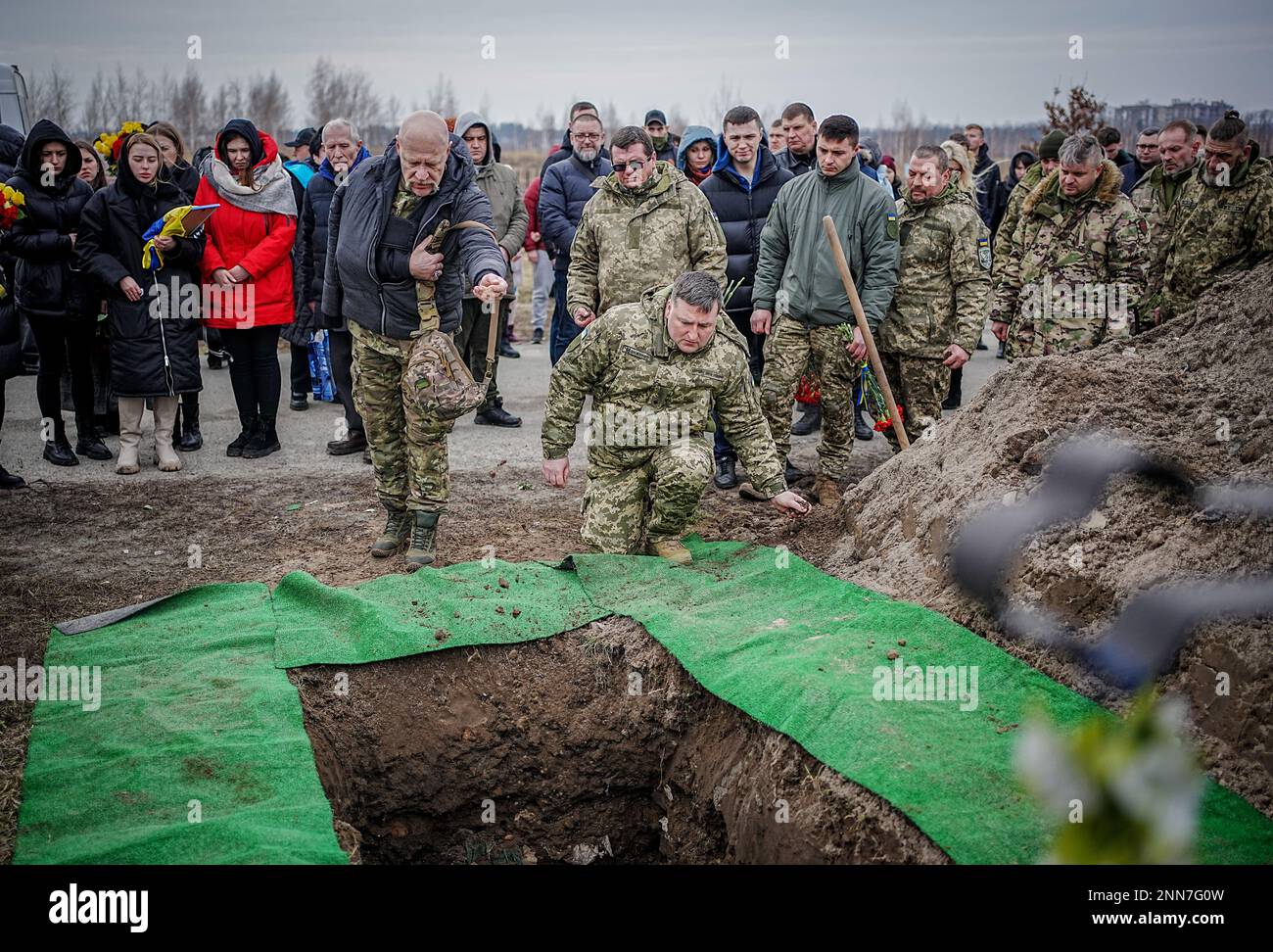 Butscha, Ukraine. 25th Feb, 2023. The family and comrades bid farewell ...