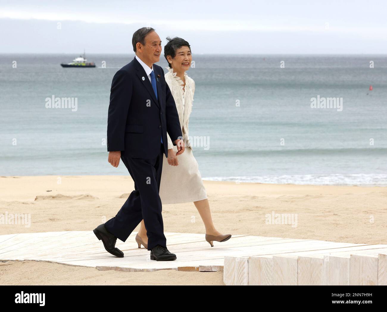 Japanese Prime Minister Yoshihide Suga and his wife Mariko head for the ...