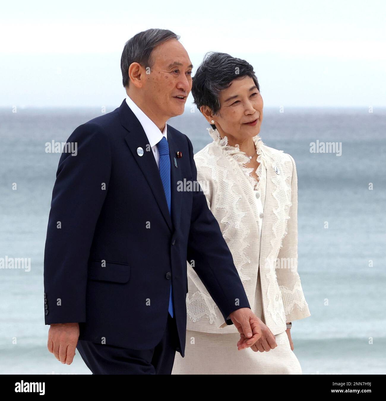 Japanese Prime Minister Yoshihide Suga and his wife Mariko head for the ...