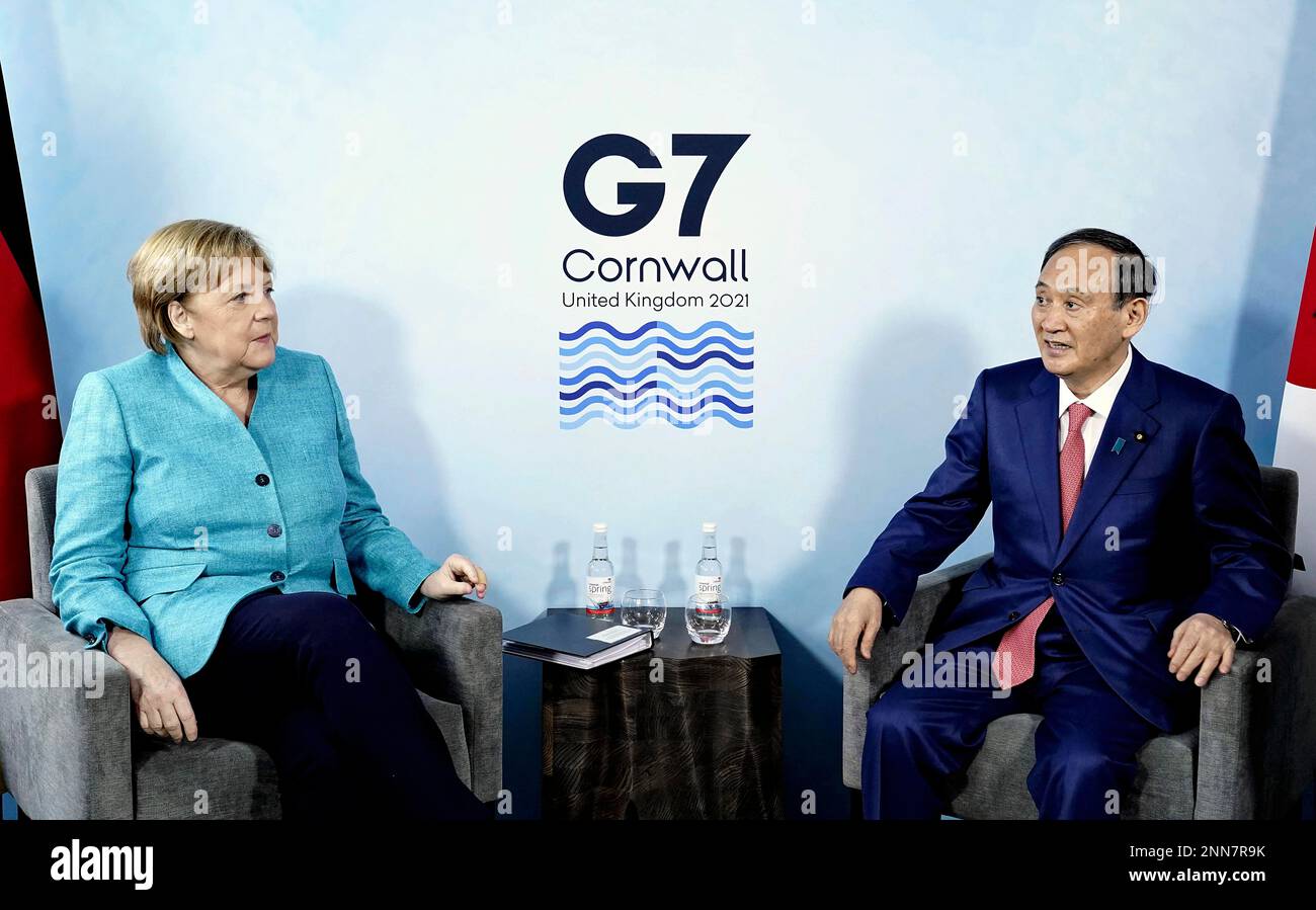 Japanese Prime Minister Yoshihide Suga (R) and Germany's Chancellor ...