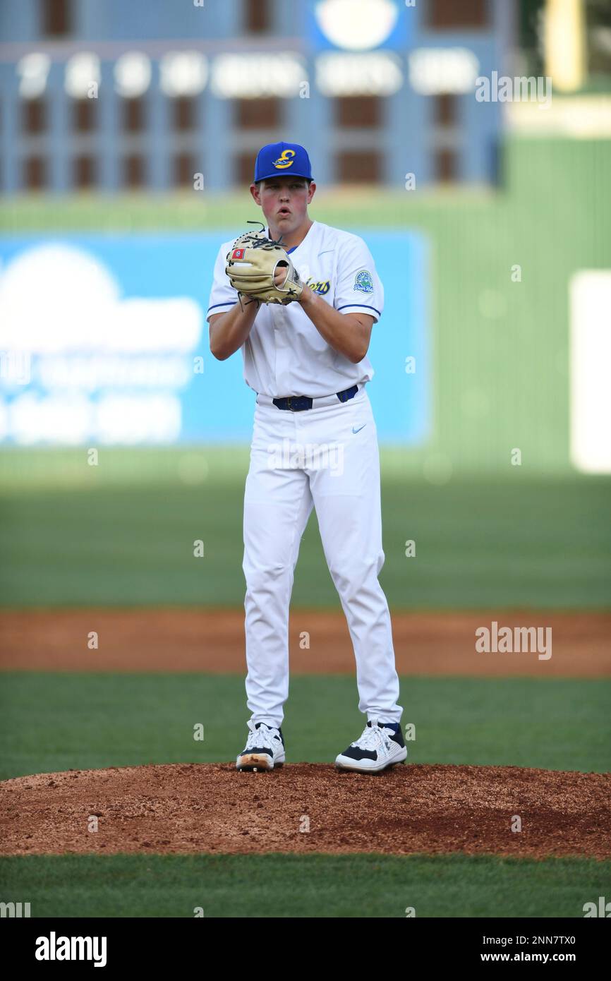 Elizabethton River Riders starting pitcher Alex Brewer (32) (Lincoln ...