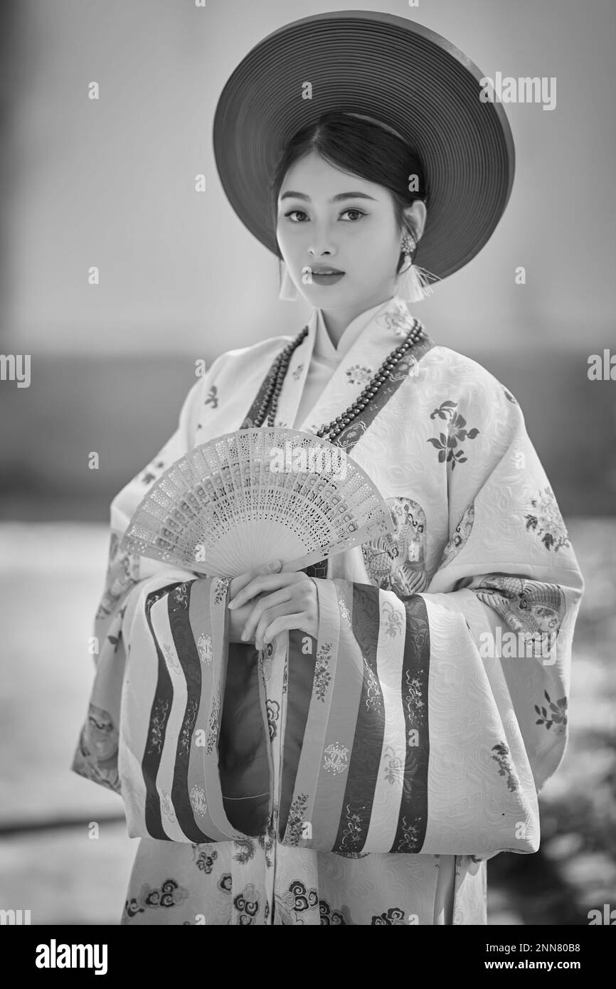 Ho Chi Minh City, Vietnam: Vietnamese girls wear ancient costumes to go ...