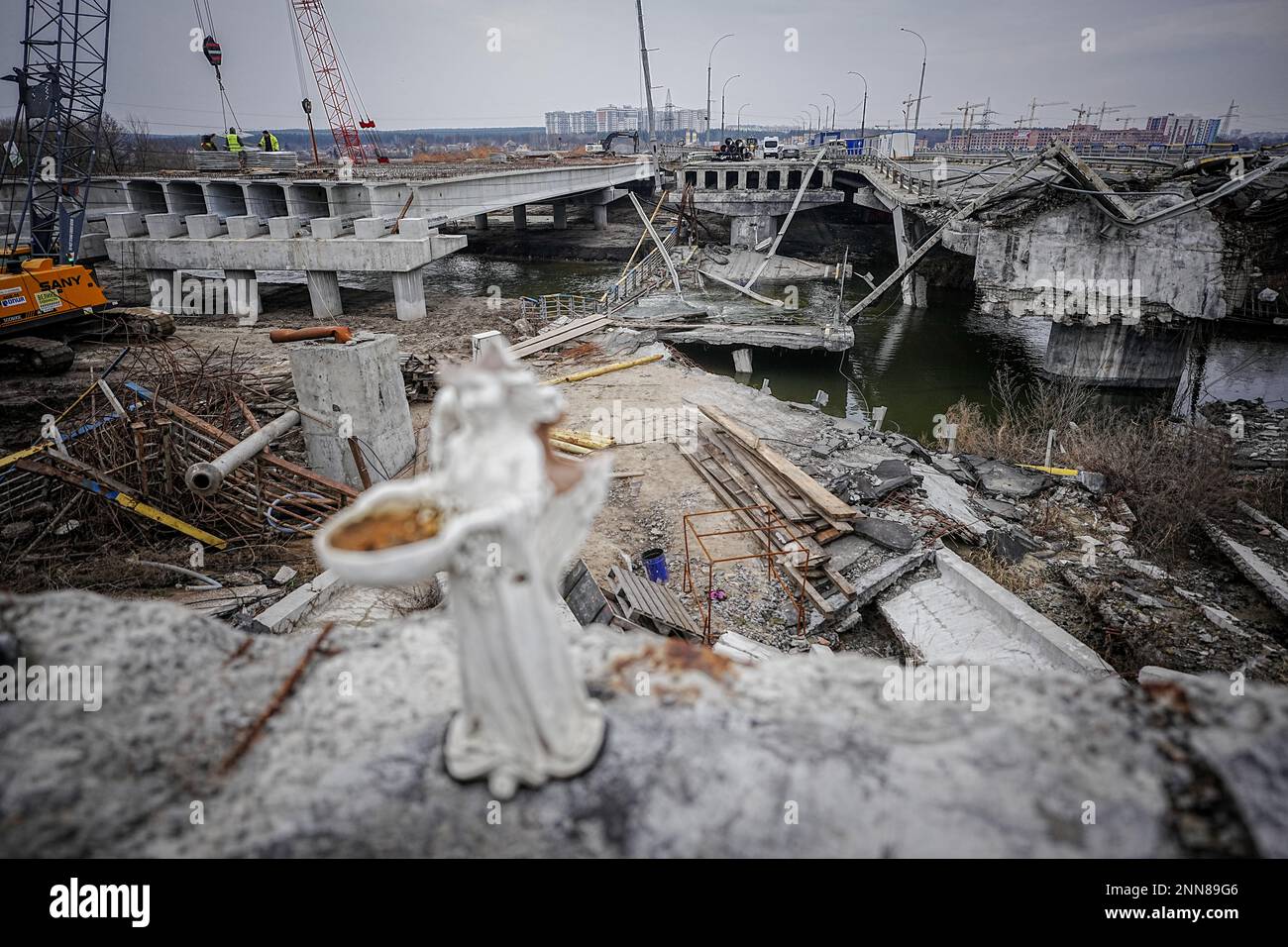 Irpin, Ukraine. 25th Feb, 2023. A broken angel stands on the bridge ...