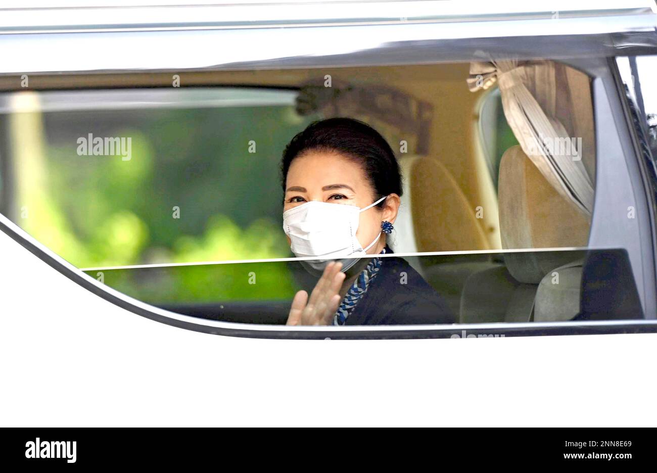 Japanese Empress Masako enters Imperial Palace to visit Momiji-yama ...