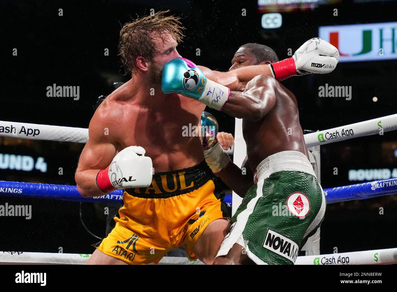 Influencer Logan Paul (left) fights boxer Floyd Mayweather (right ...
