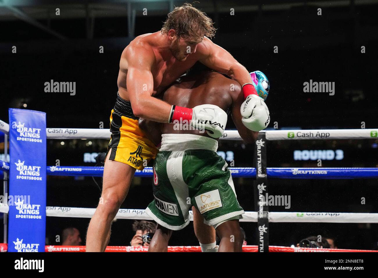 Influencer Logan Paul (left) fights boxer Floyd Mayweather (right ...