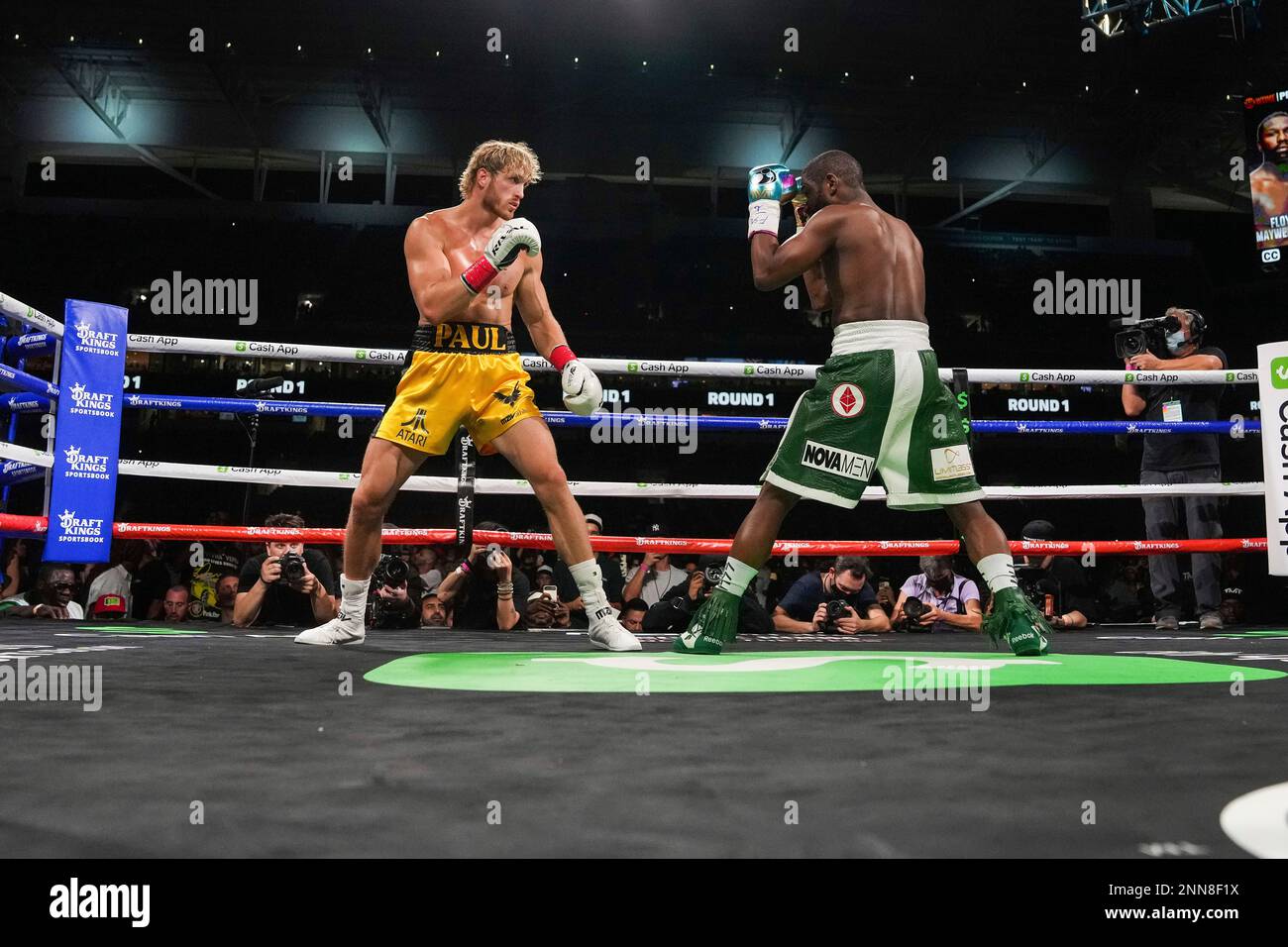 Influencer Logan Paul (left) fights boxer Floyd Mayweather (right ...