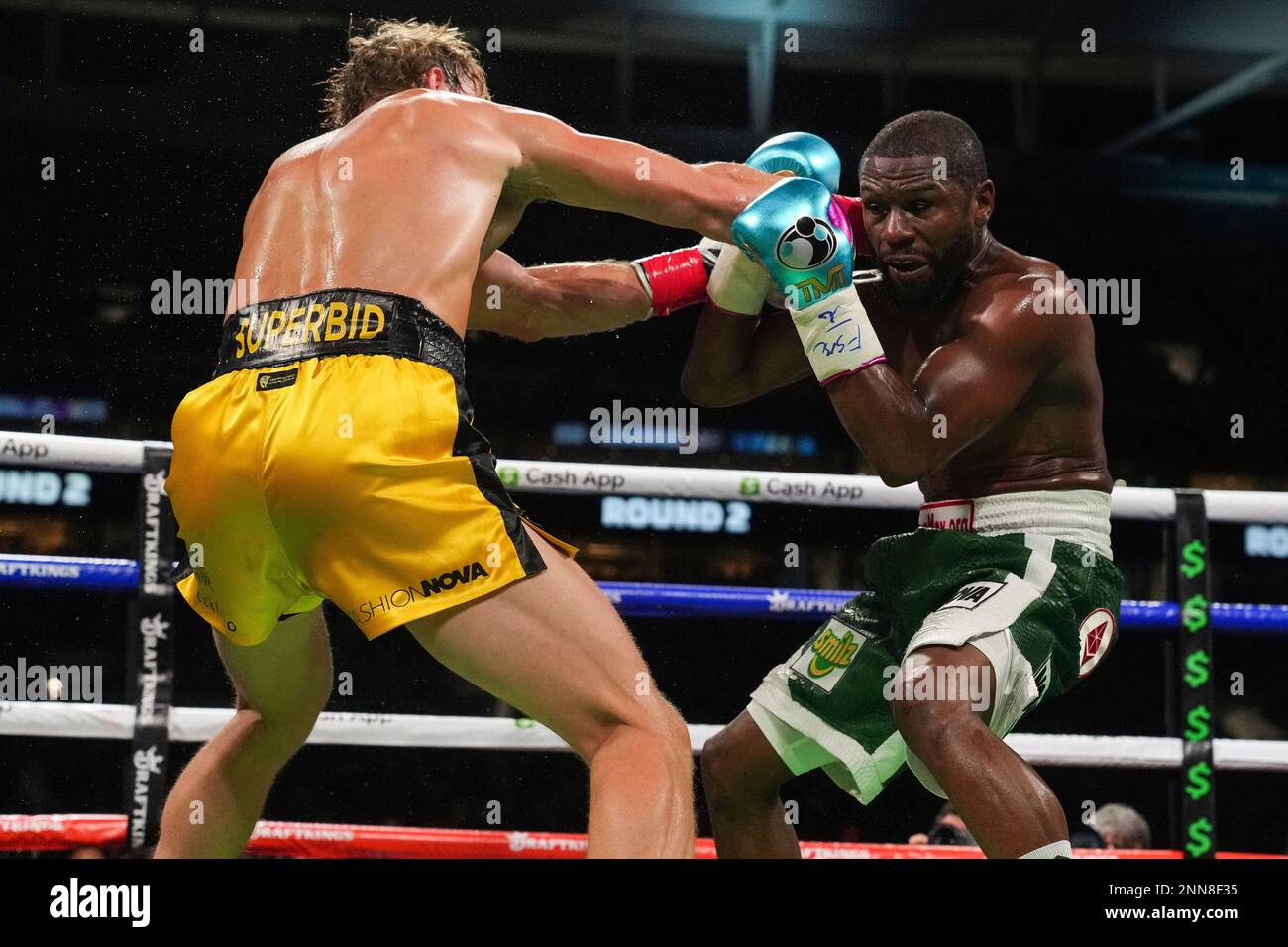 Influencer Logan Paul (left) fights boxer Floyd Mayweather (right ...