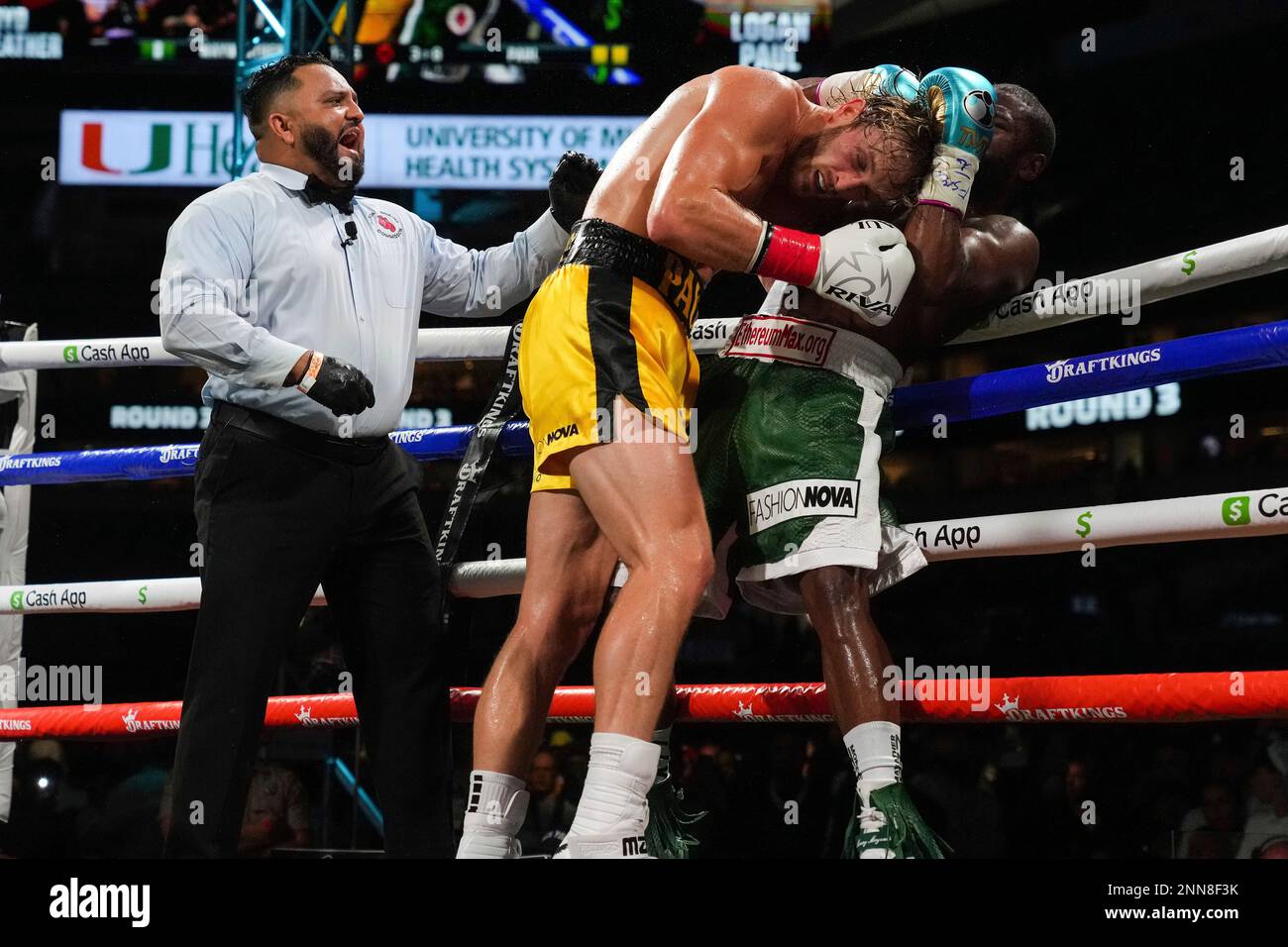 Influencer Logan Paul (left) fights boxer Floyd Mayweather (right ...