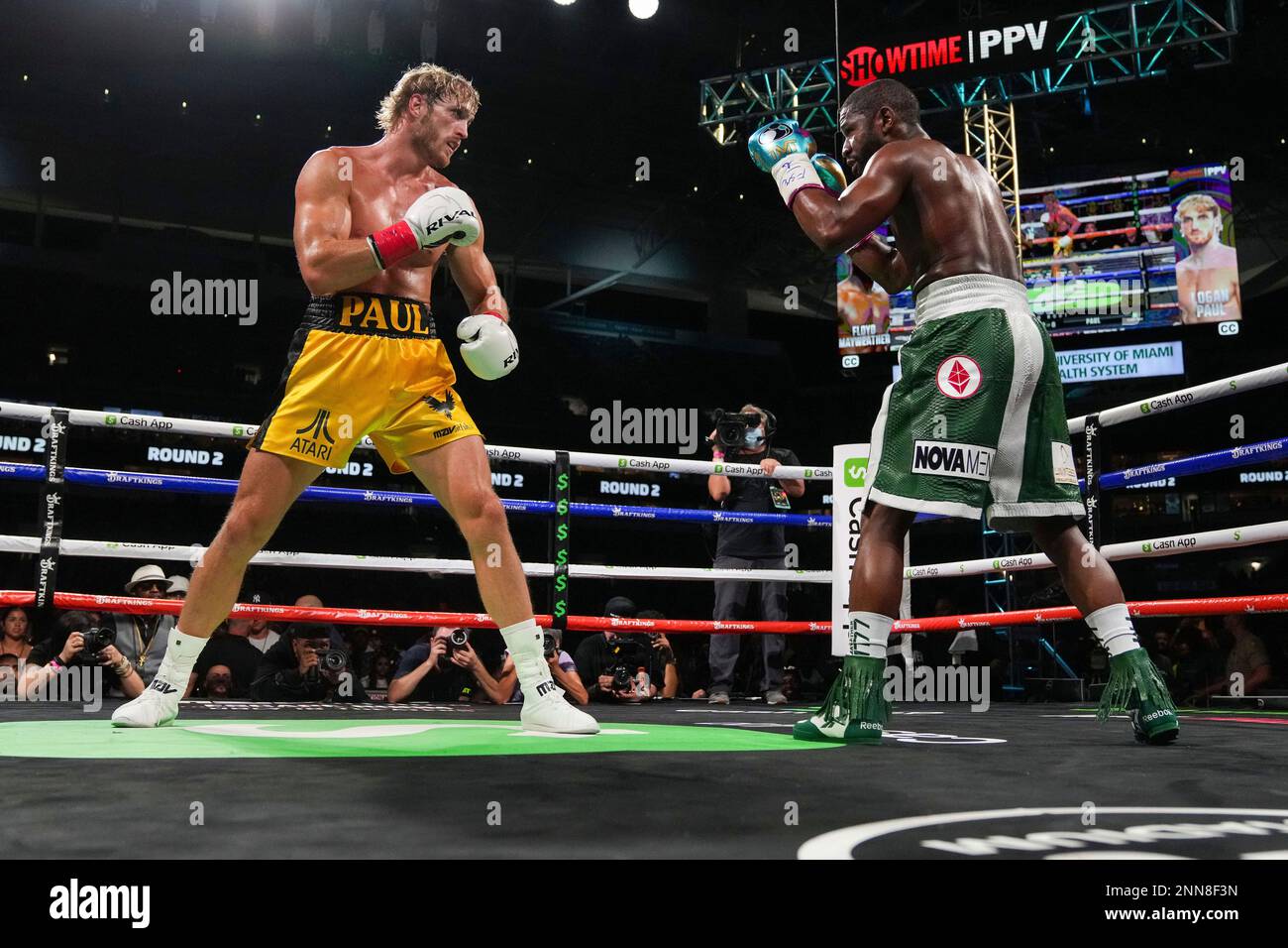 Influencer Logan Paul (left) fights boxer Floyd Mayweather (right ...