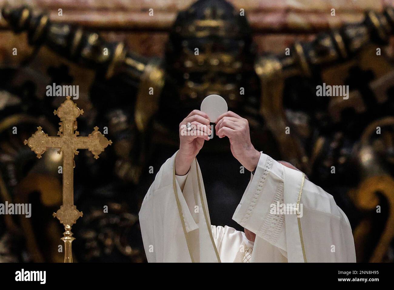 Pope Francis celebrates Mass on the Solemnity of the Most Holy Body and ...