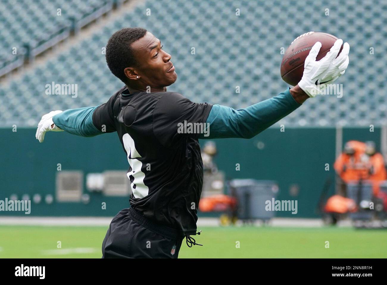 Philadelphia Eagles wide receiver DeVonta Smith makes a one-handed ...