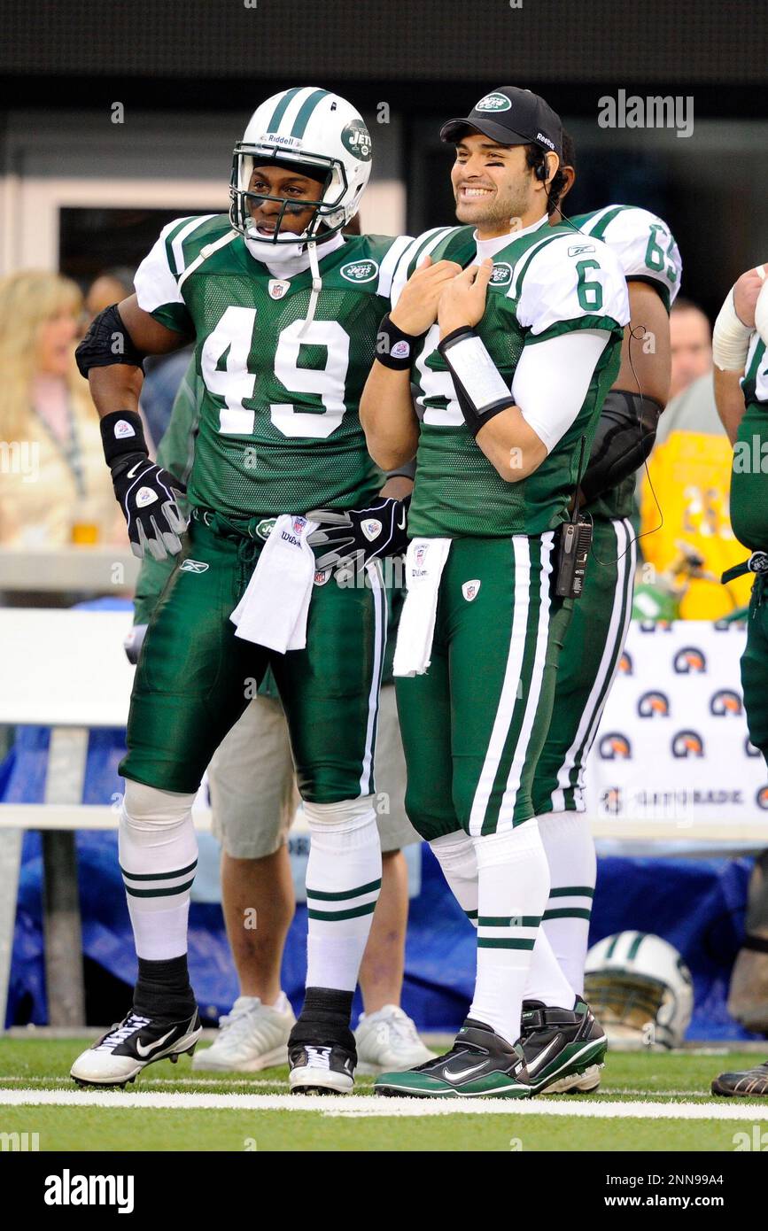 02 January 2011: New York Jets fullback Tony Richardson (49) and New ...