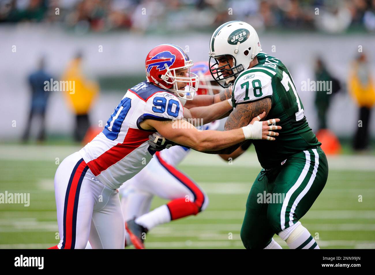 02 January 2011: Buffalo Bills linebacker Chris Kelsay (90) and New ...