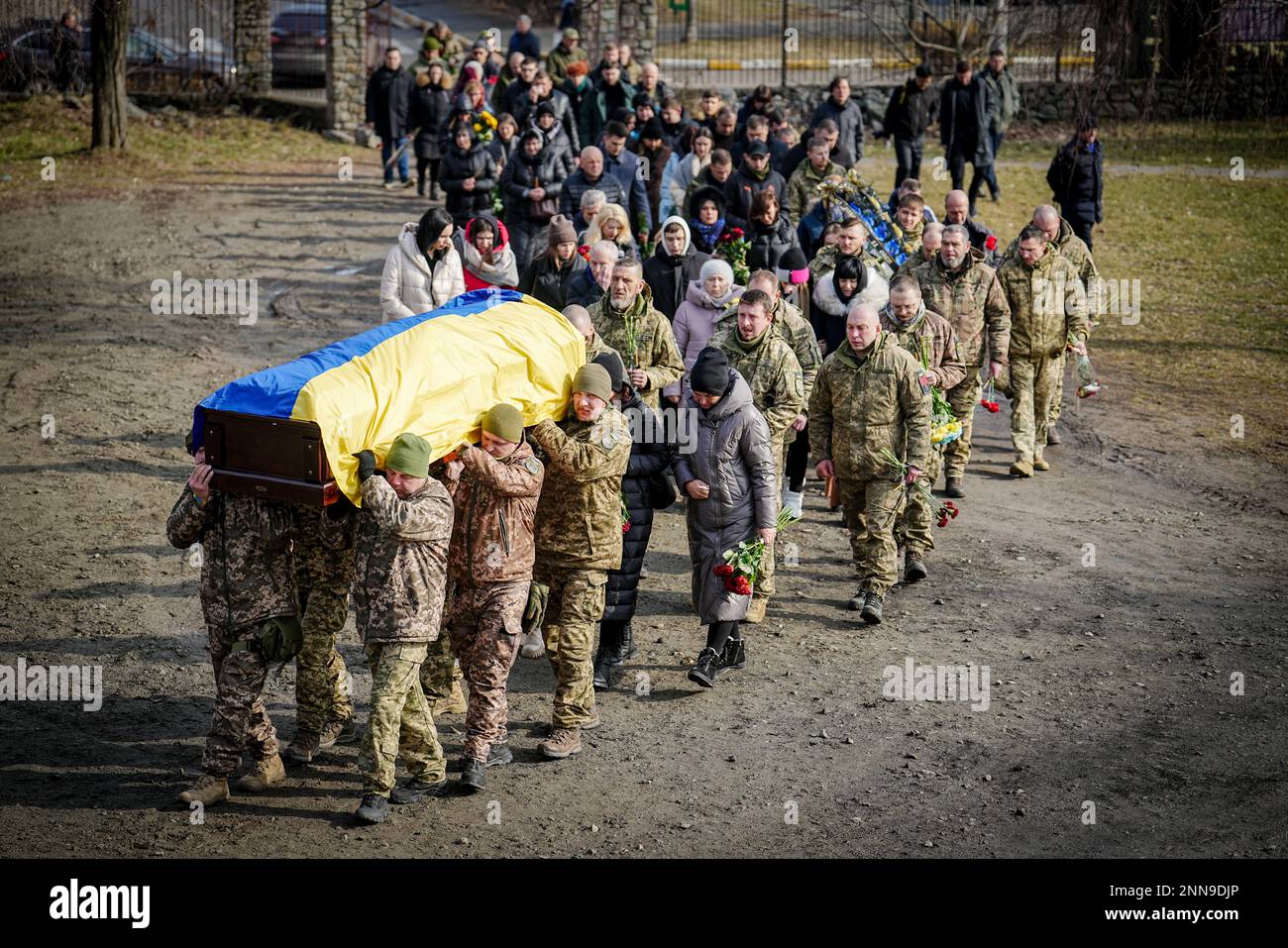 Butscha, Ukraine. 25th Feb, 2023. The coffin with the fallen soldier ...
