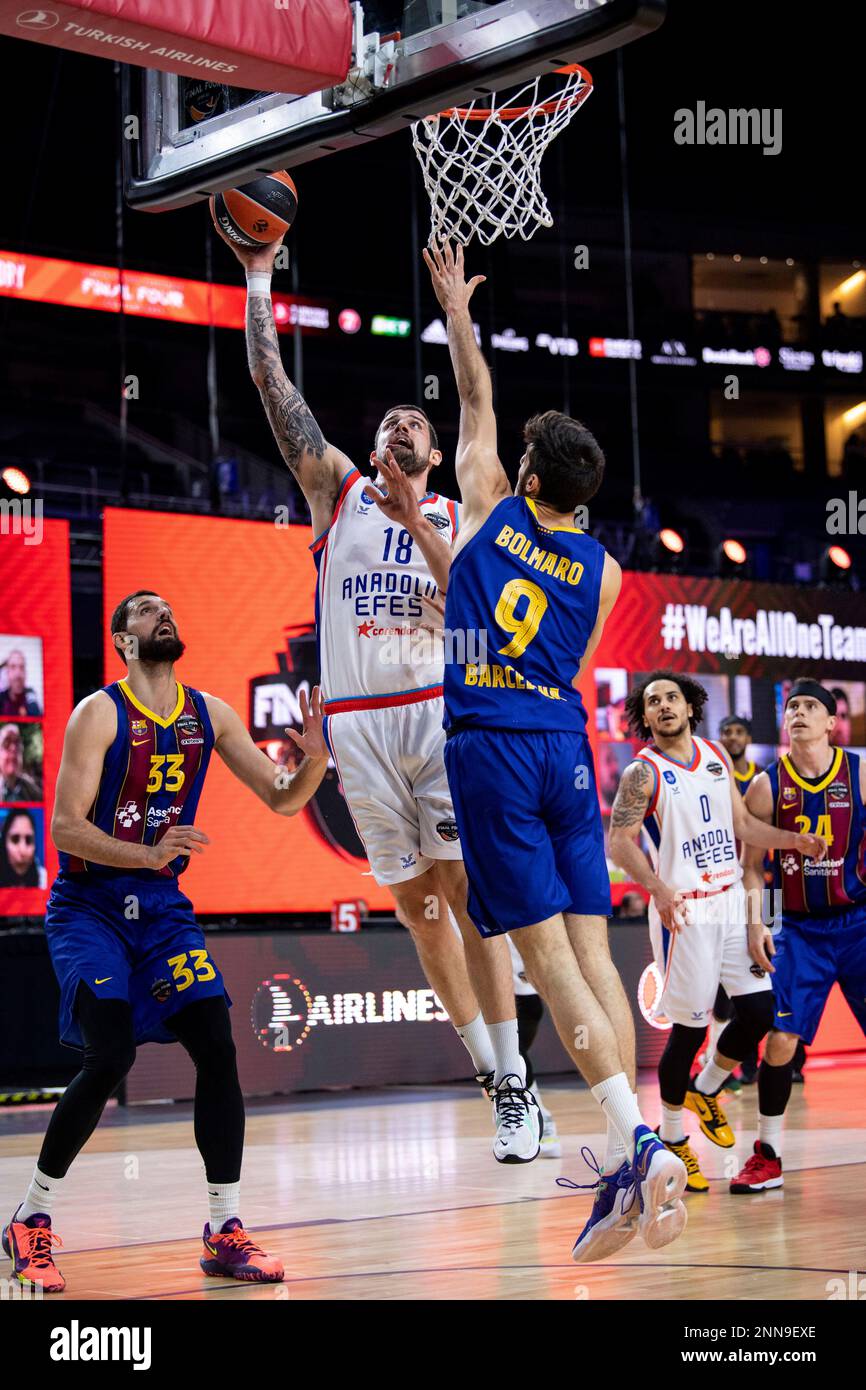 Barcelona's Leandro Bolmaro, centre right, tries to prevent Istanbul's ...