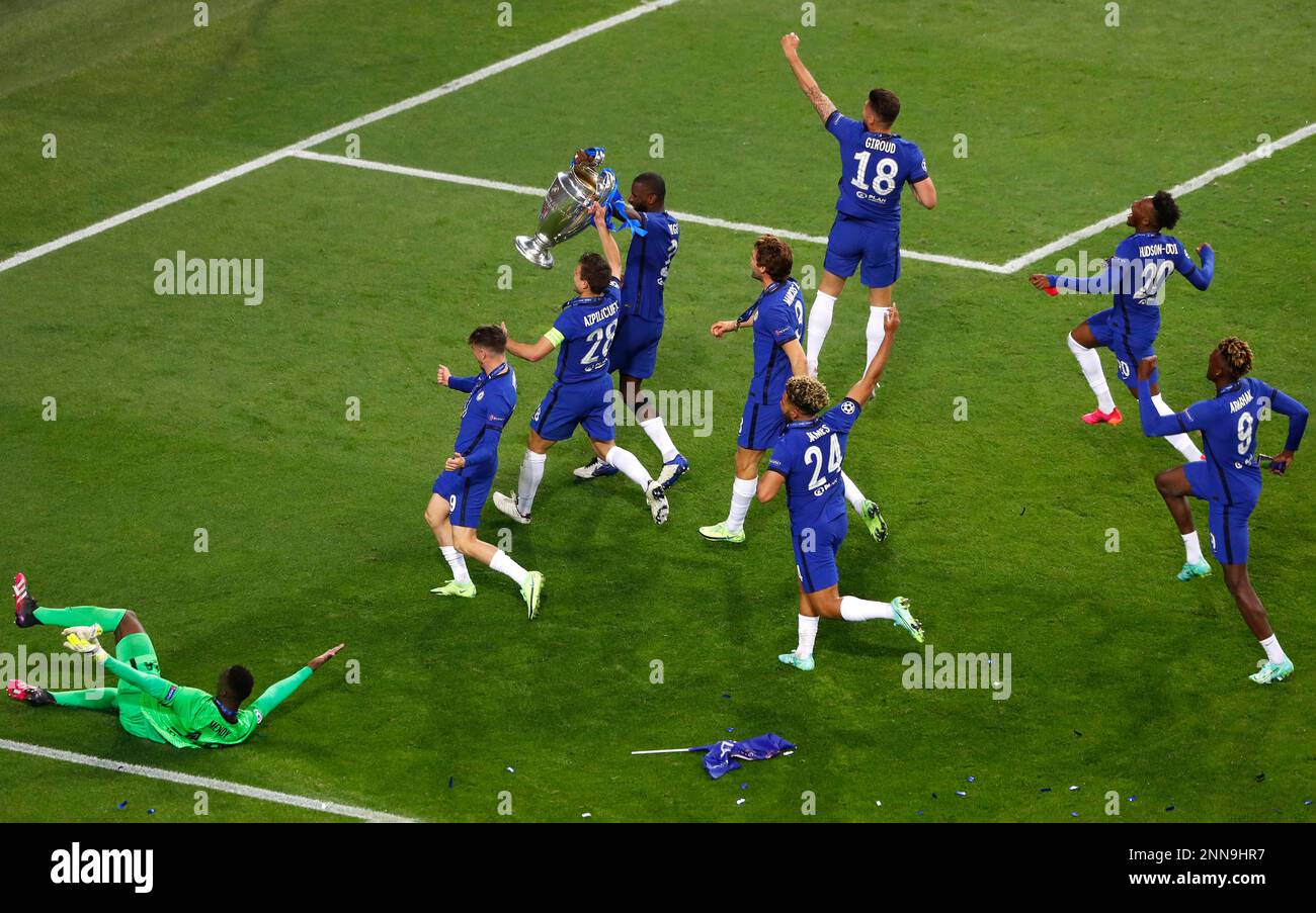 Chelsea players celebrate with the trophy after winning the Champions ...