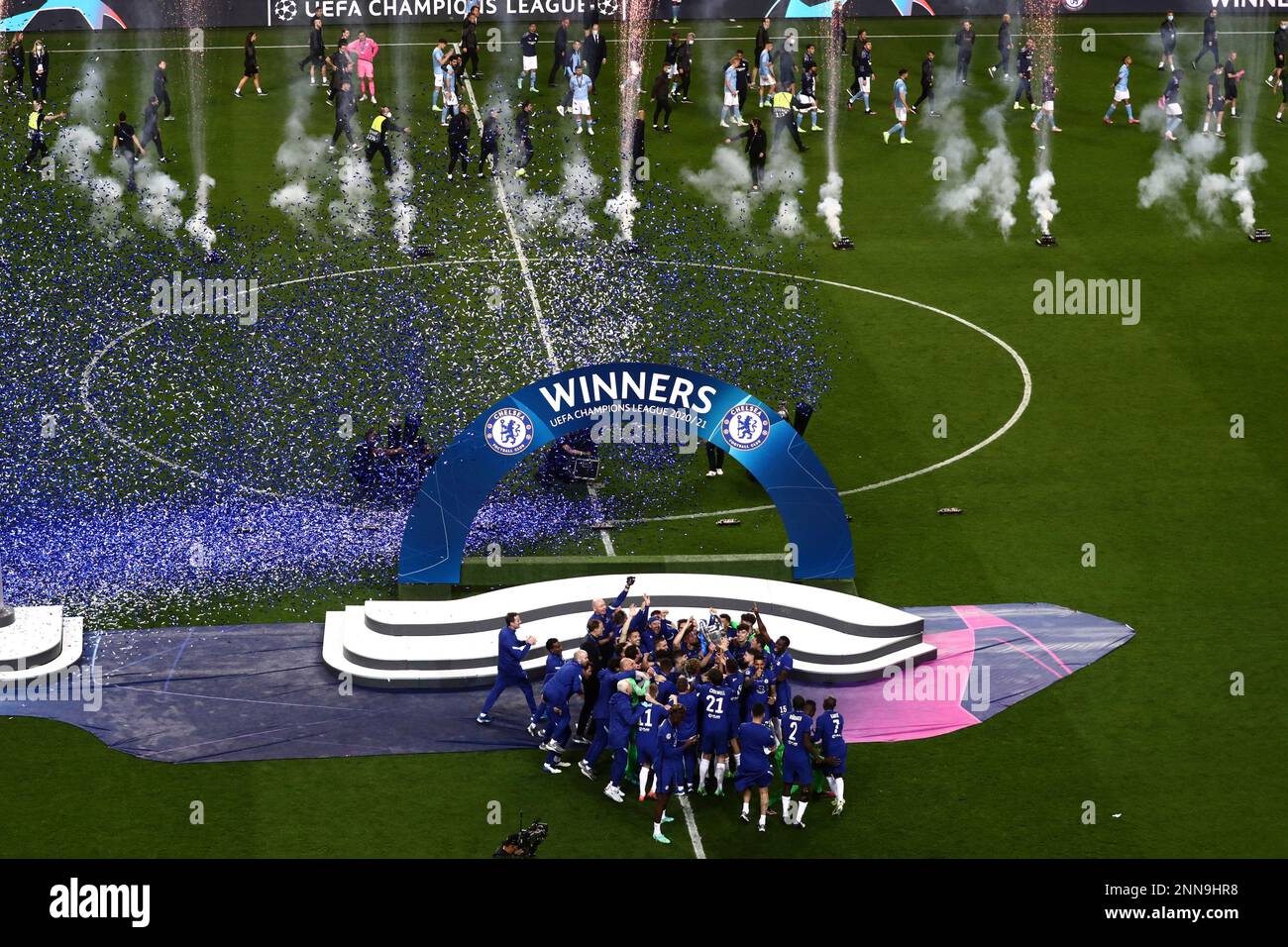 Chelsea players celebrate with the trophy after winning the Champions ...
