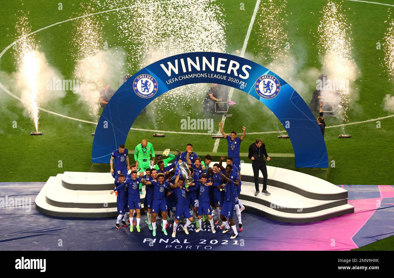Chelsea players lift the trophy after winning the Champions League ...