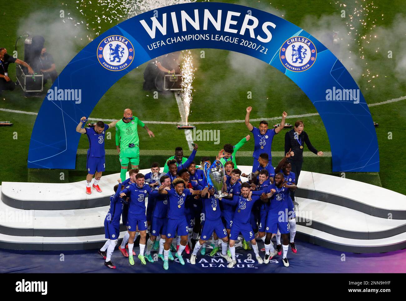 Chelsea players lift the trophy after winning the Champions League ...