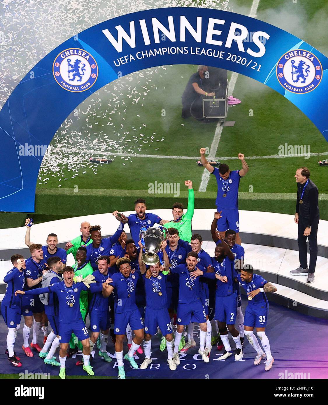 Chelsea players lift the trophy after winning the Champions League ...