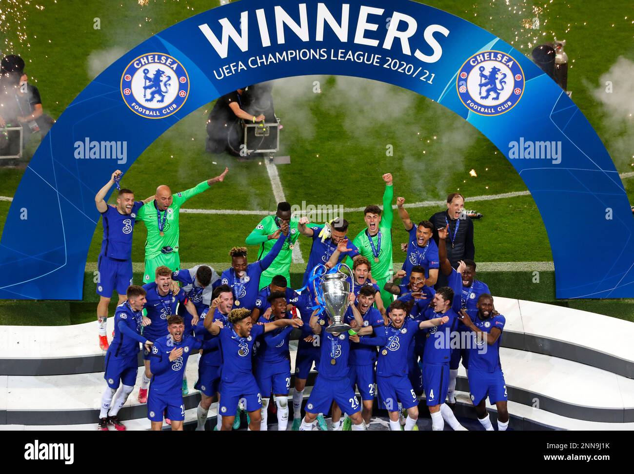 Chelsea players lift the trophy after winning the Champions League ...