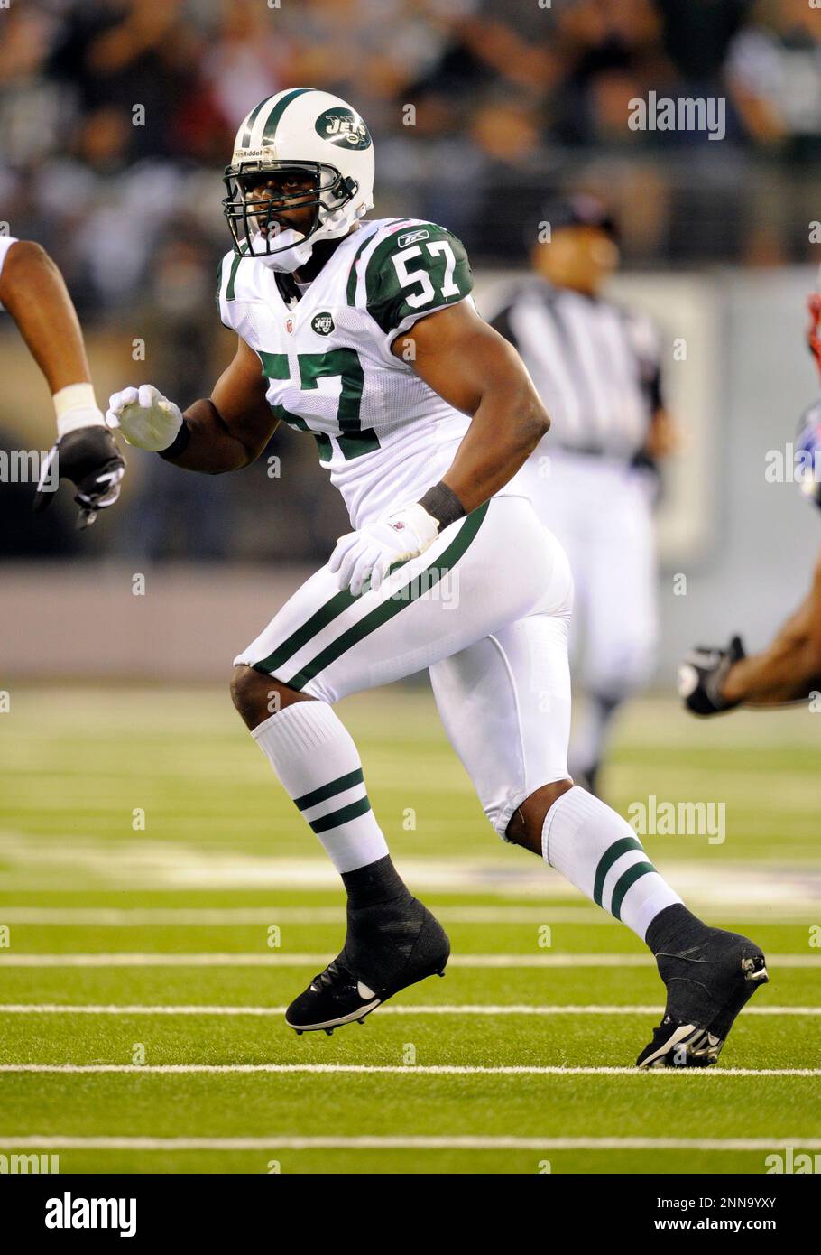 19 September 2010: New York Jets linebacker Bart Scott (57) drops back ...