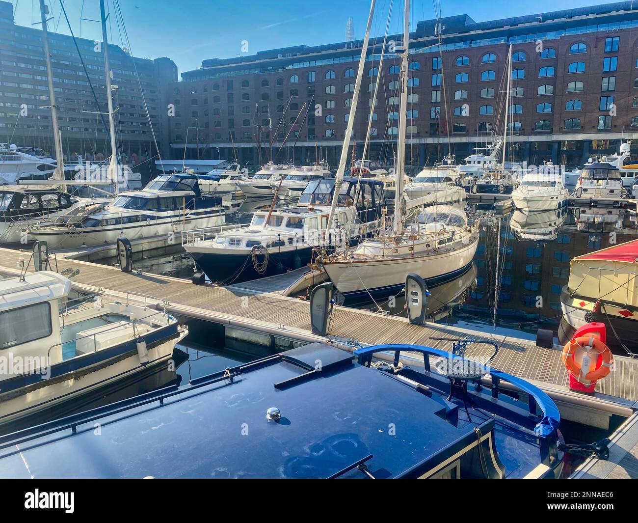 London quayside hi-res stock photography and images - Alamy