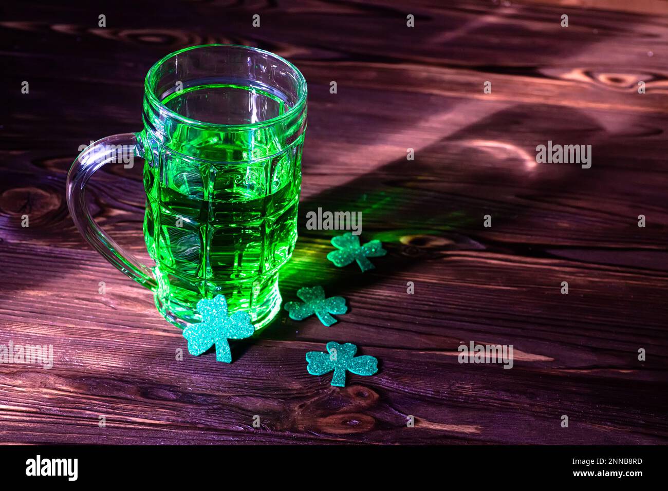 Celtic party. A lucky trilstnik with a glass of green beer in the bar ...