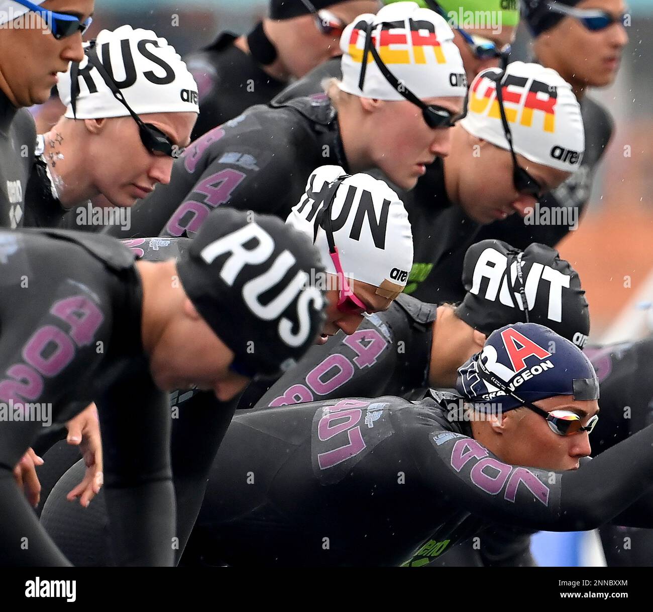 Swimmers start the women's open water 25km race of European Aquatics ...