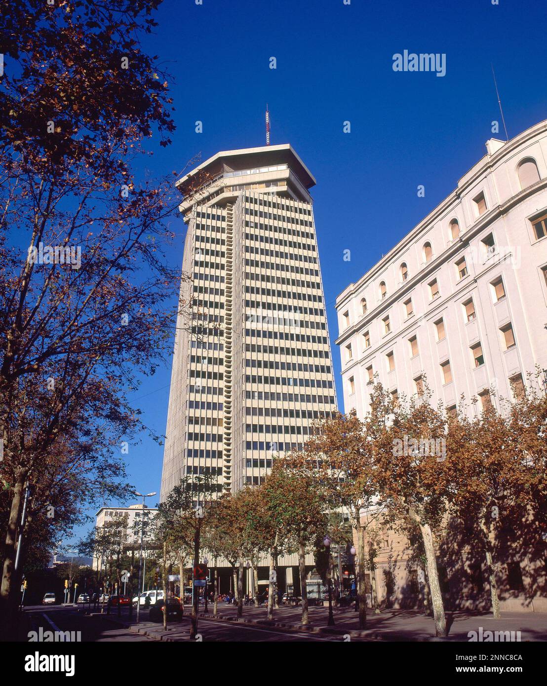 EDIFICIO COLON TAMBIEN CONOCIDO COMO TORRE MARITIMA - RASCACIELOS CONSTRUIDO EN 1970. Author ...