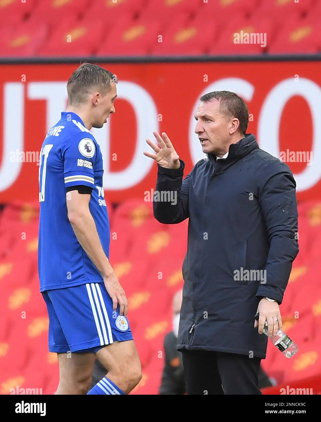 Leicester's manager Brendan Rodgers, right, gives instructions to ...