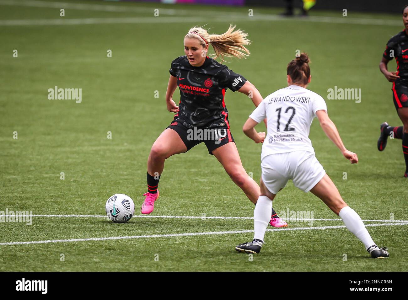 Portland Thorns midfielder Lindsey Horan (10) looks for space against ...