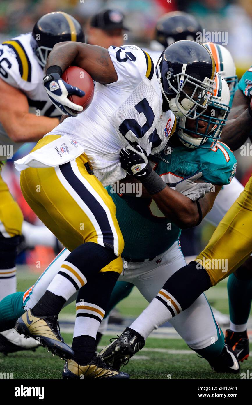 01 November 2009: New York Jets running back Shonn Greene (23) gets ...