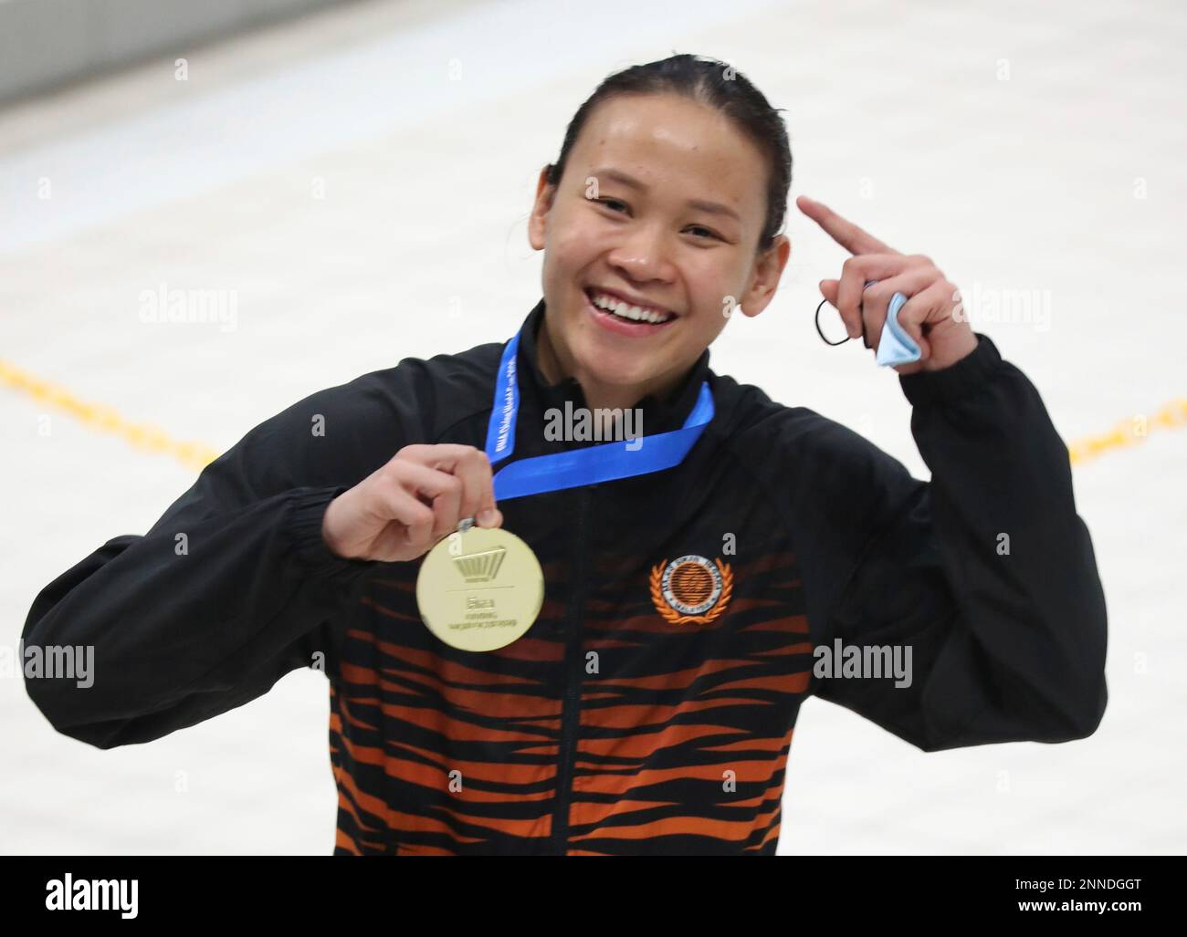 Malaysia's Pandelela PAMG poses with her gold medal after winning Women ...