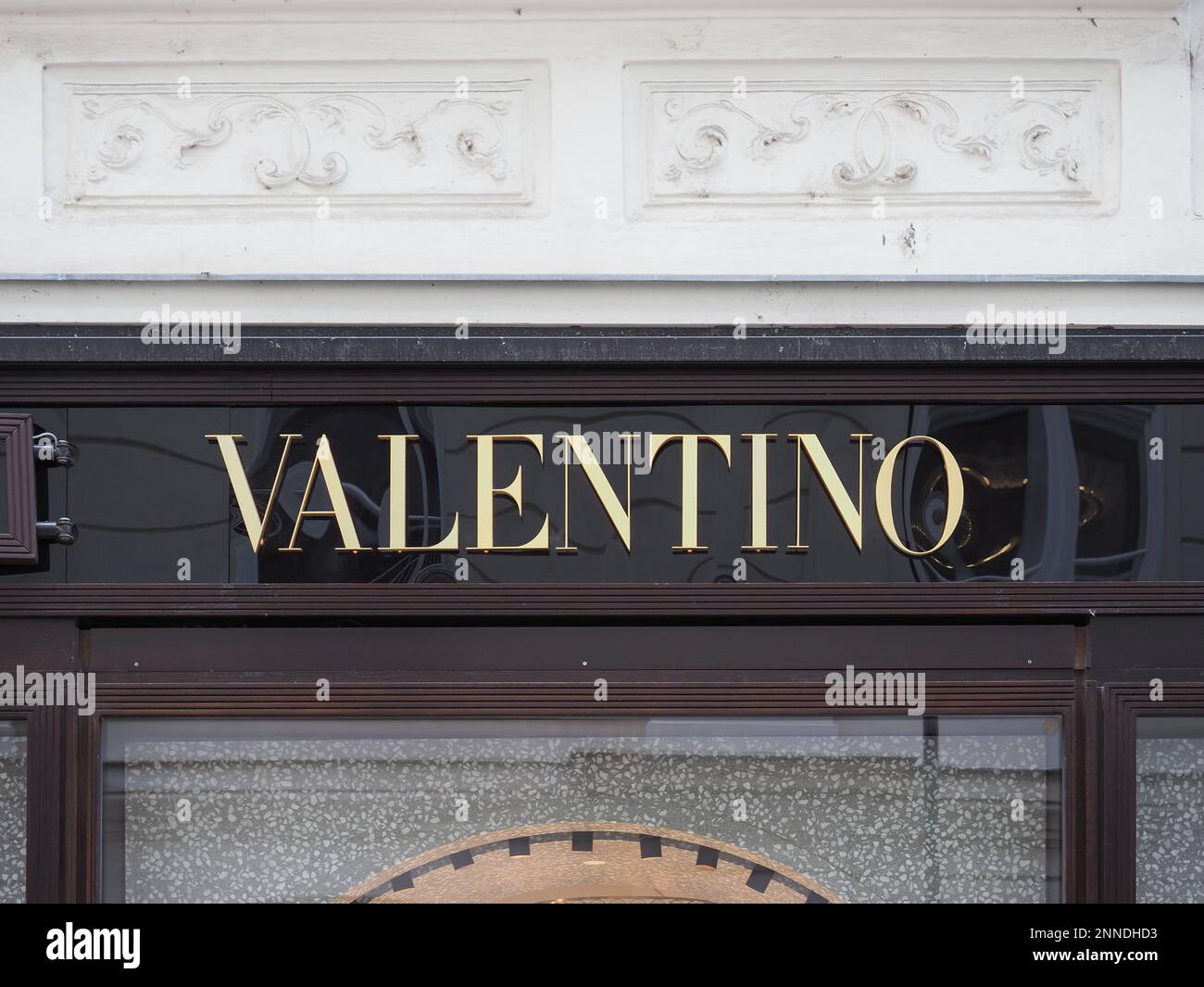 VIENNA, AUSTRIA - CIRCA SEPTEMBER 2022: Valentino storefront sign Stock ...
