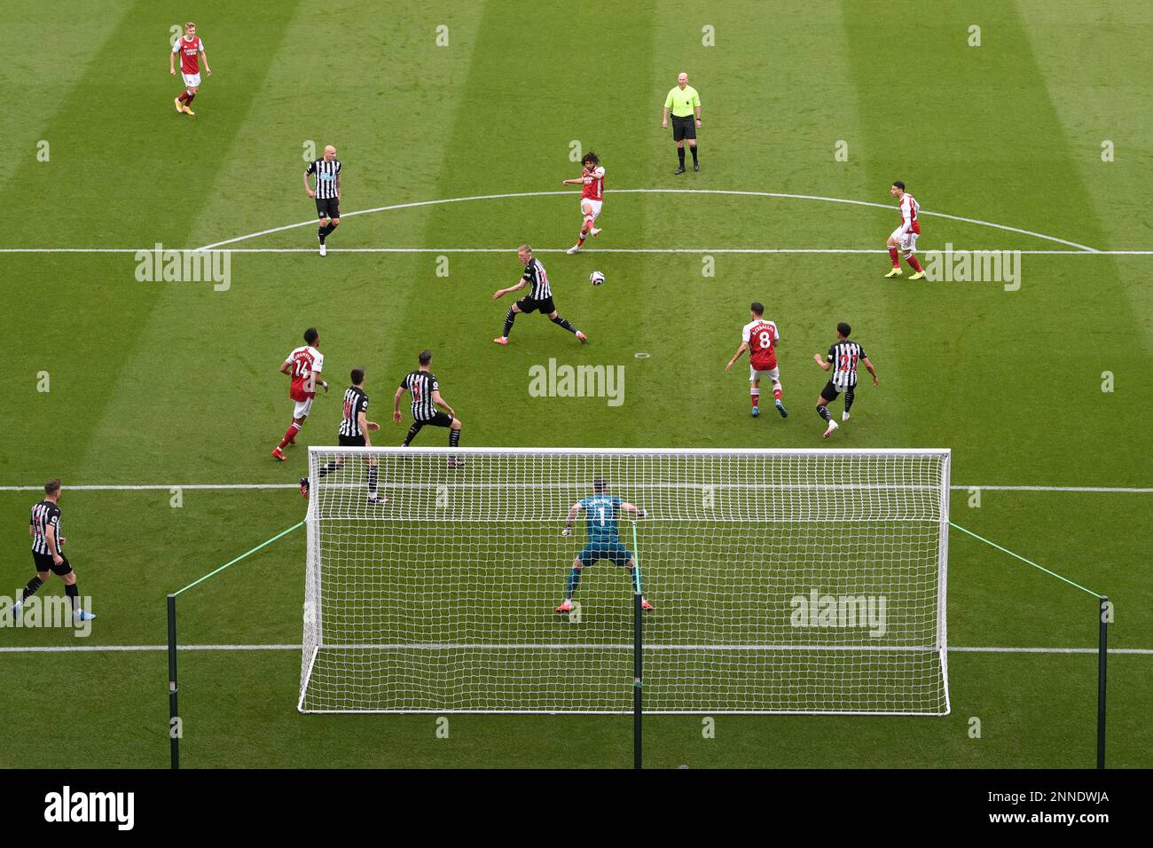 Arsenal's Mohamed Elneny, center top, scores his side's first goal ...
