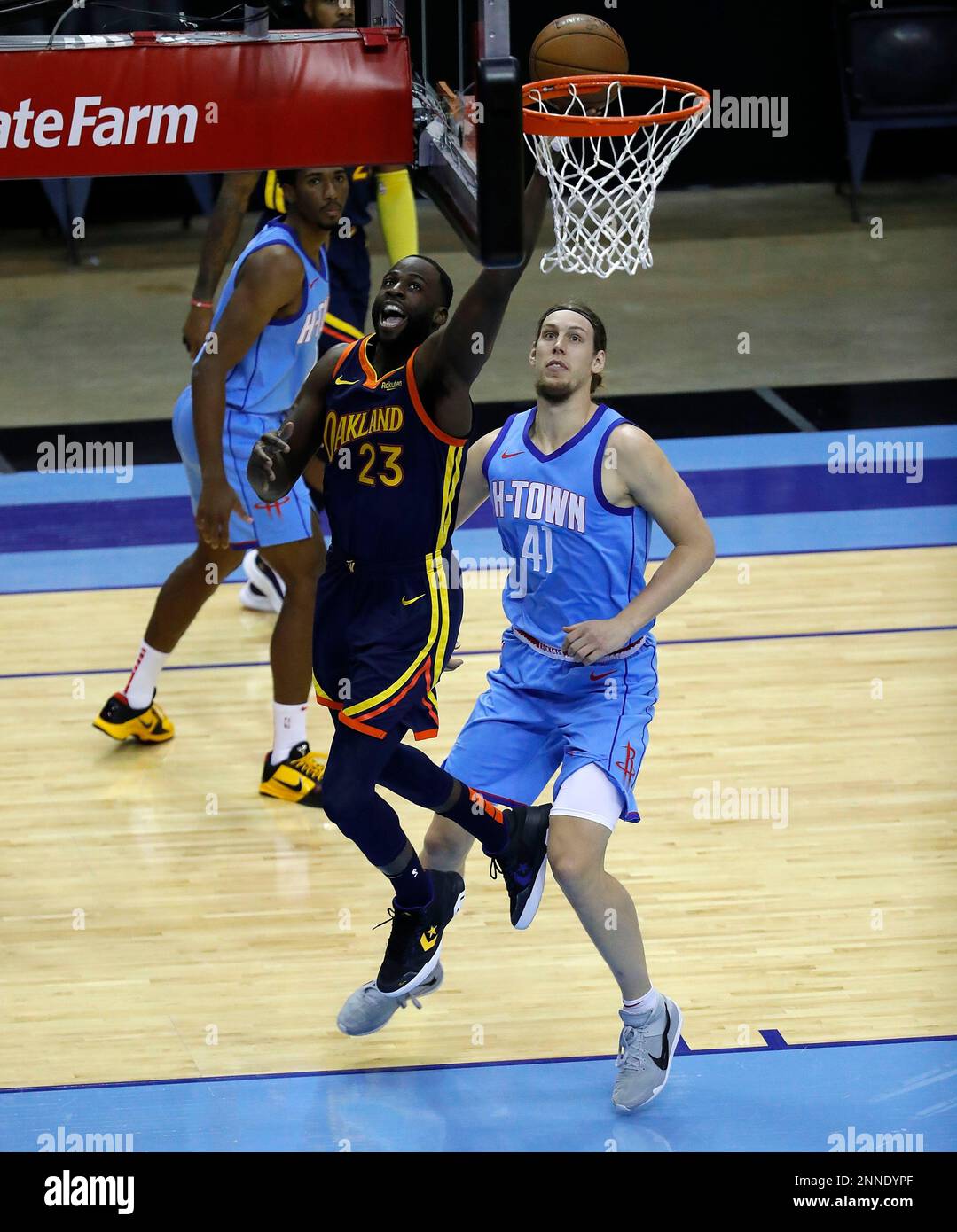 Golden State Warriors' Draymond Green (23) shoots a layup as he runs by ...
