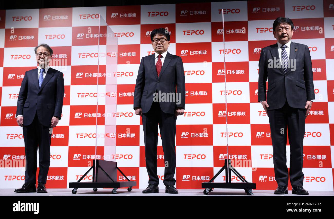 Hiroya Masuda (C), president of Japan Post and Tomoaki Kobayakawa (R ...