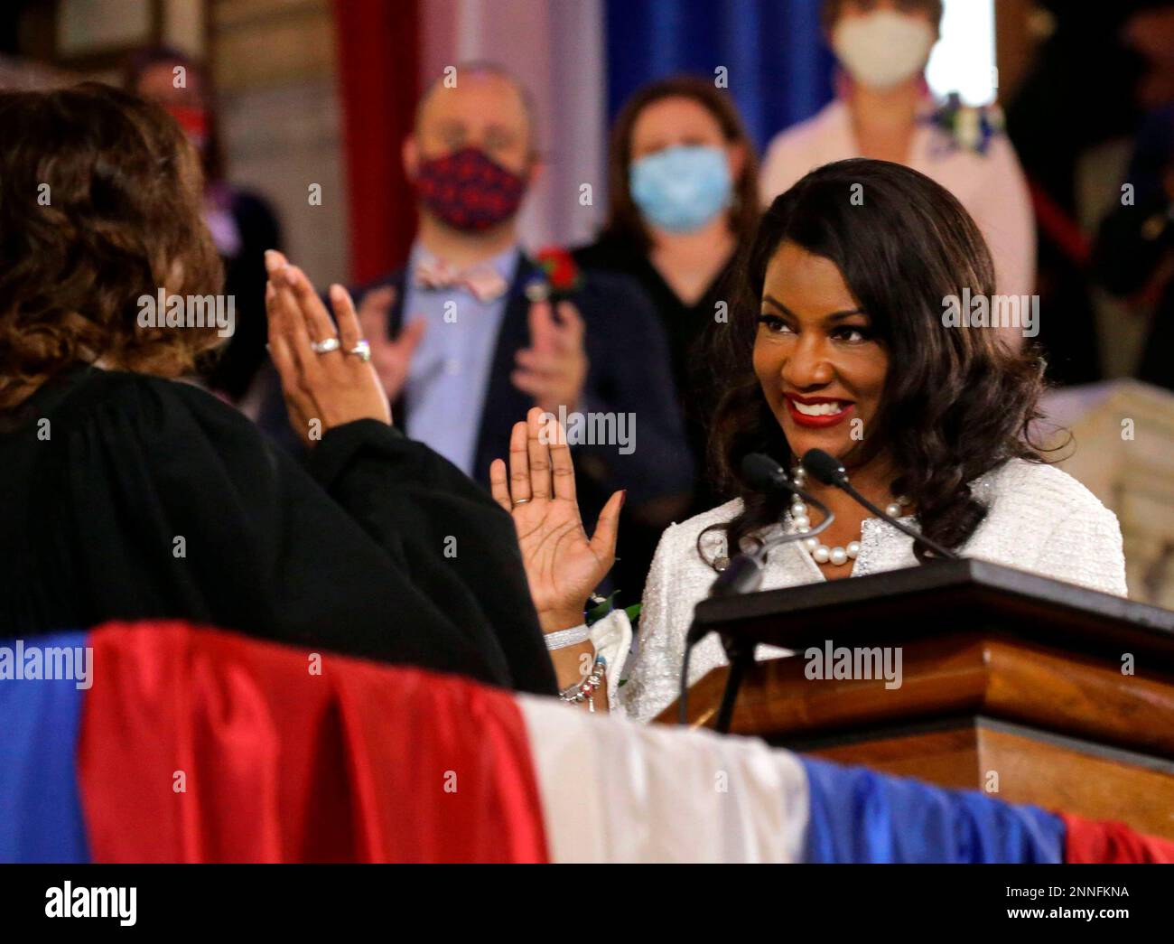 Judge Angela Turner Quigless administers the oath of office to Tishaura ...