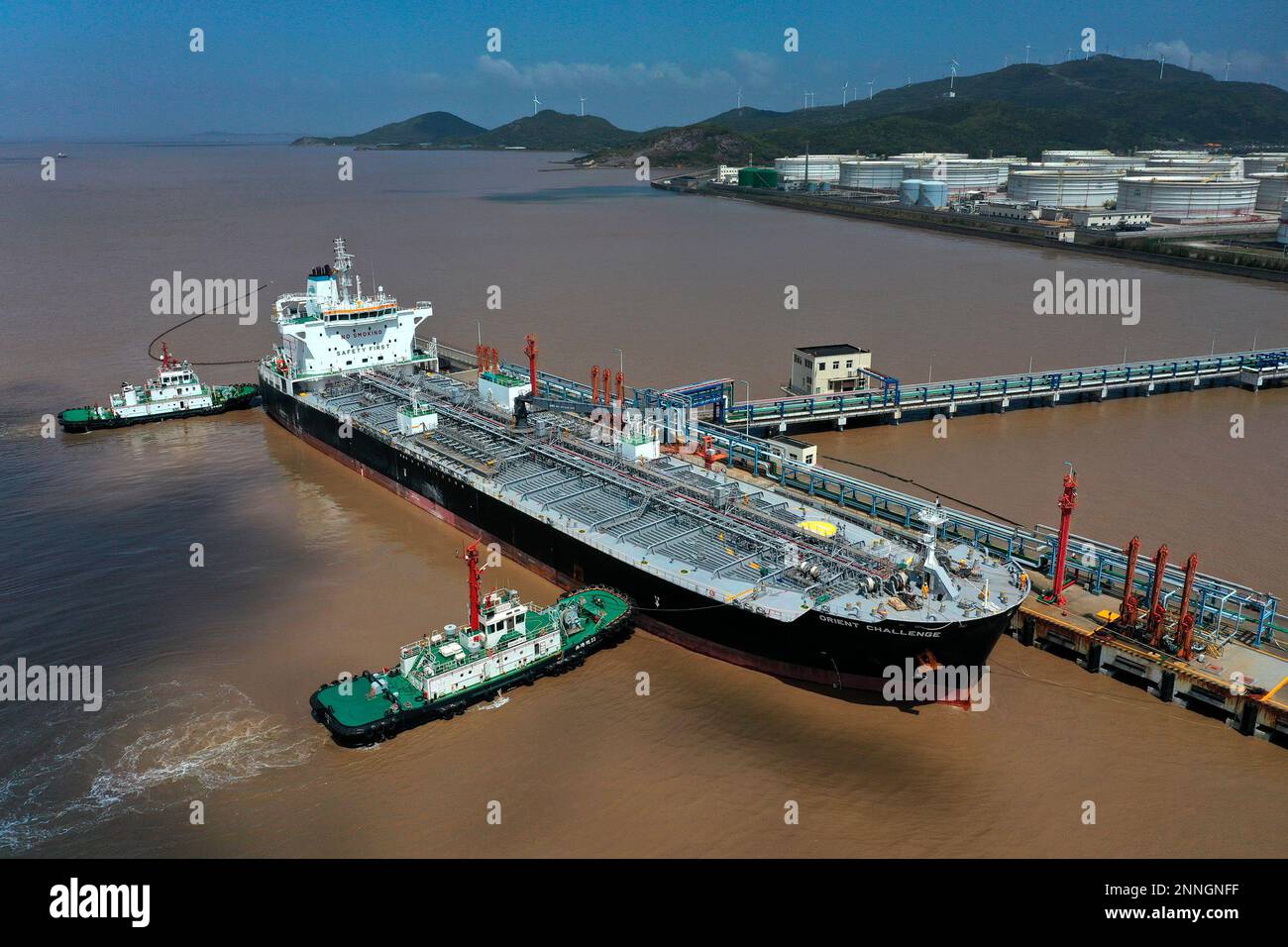 A Singapore oil tanker Orient Challenge arrives Zhoushan port and upload 36301.849 tons light ...
