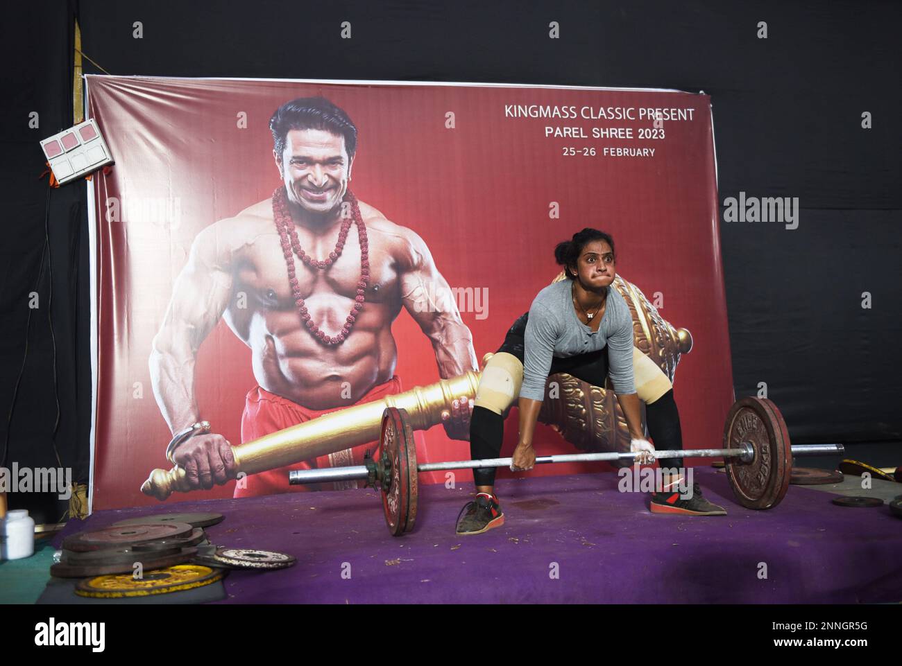 Mumbai, Maharashtra, India. 25th Feb, 2023. A woman lifts heavy weight ...