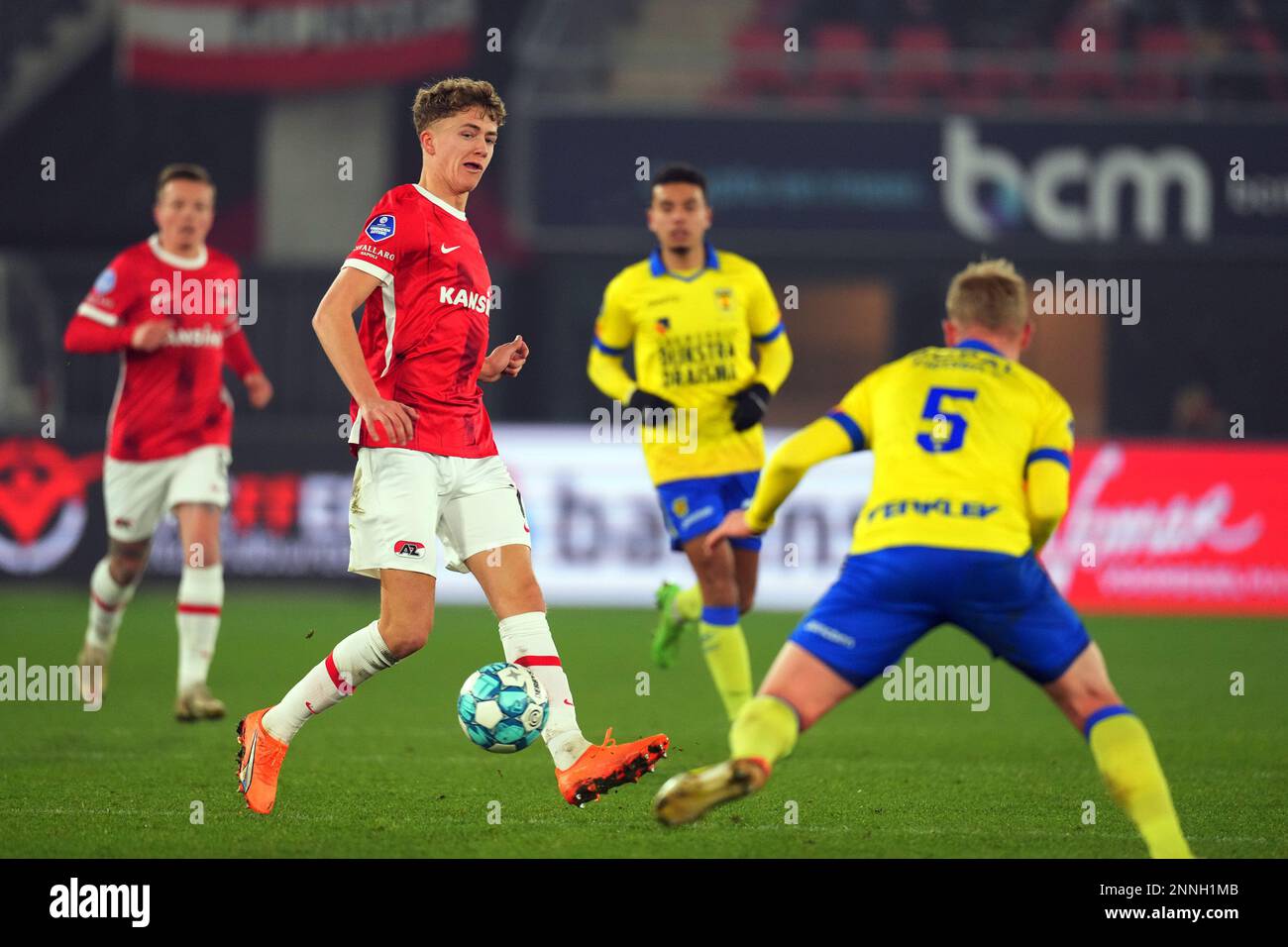 ALKMAAR - (lr) Sven Mijnans of AZ Alkmaa, Doke Schmidt of SC Cambuur during the Dutch premier ...