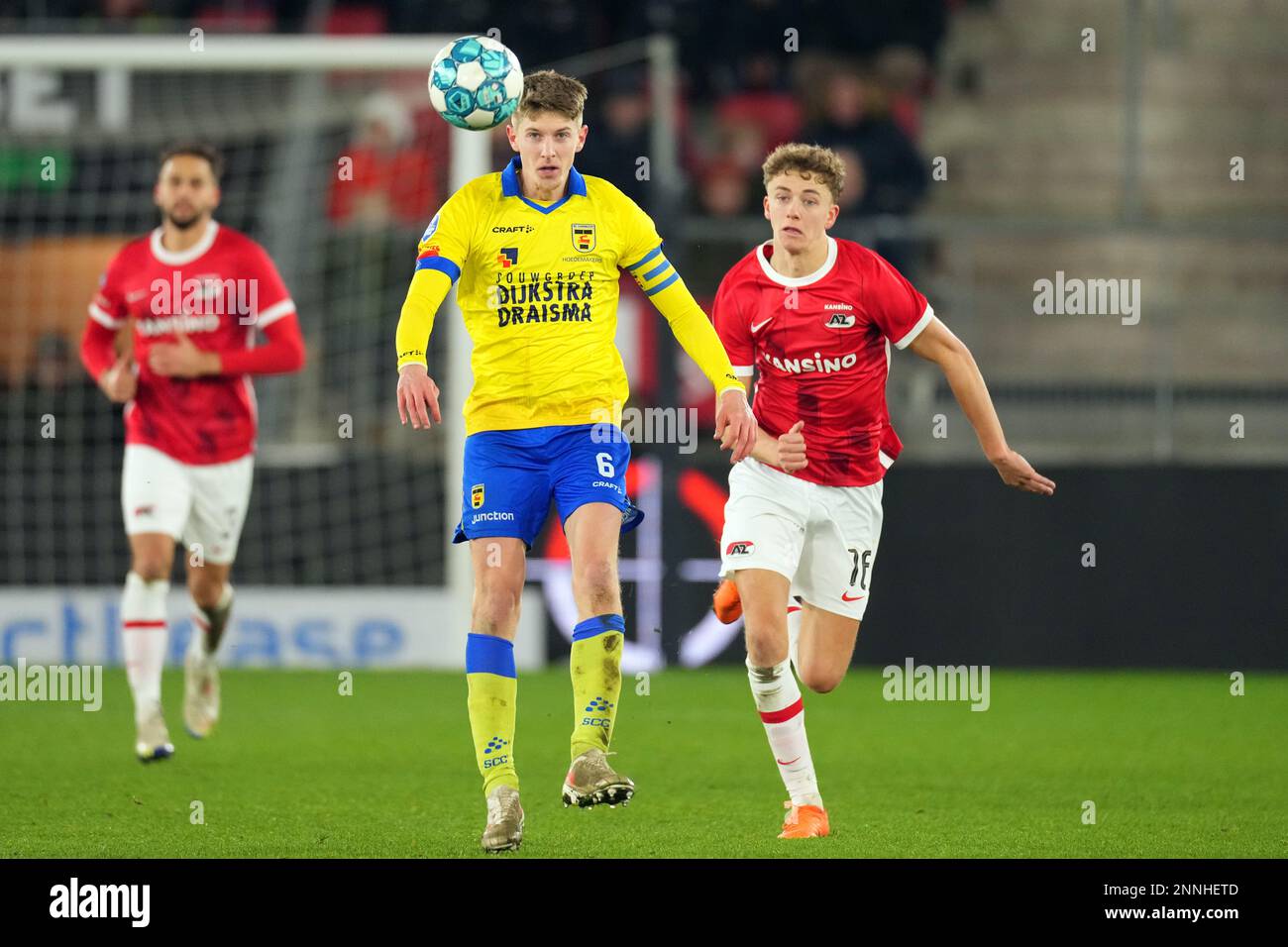 ALKMAAR - (lr) Mees Hoedemakers of SC Cambuur, Sven Mijnans of AZ Alkmaar during the Dutch ...