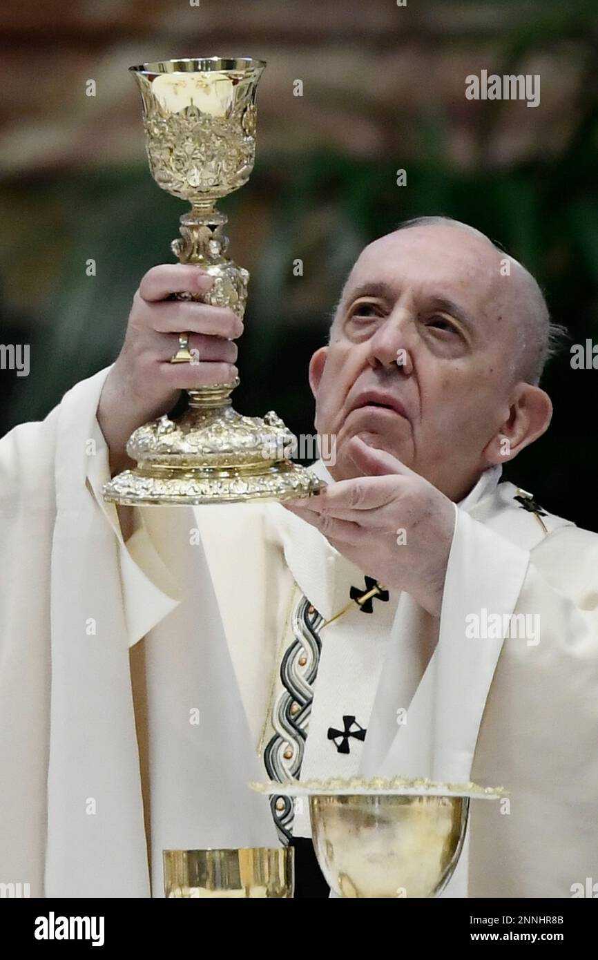 Pope Francis celebrates the Eucharist during Easter Mass at St. Peter's ...