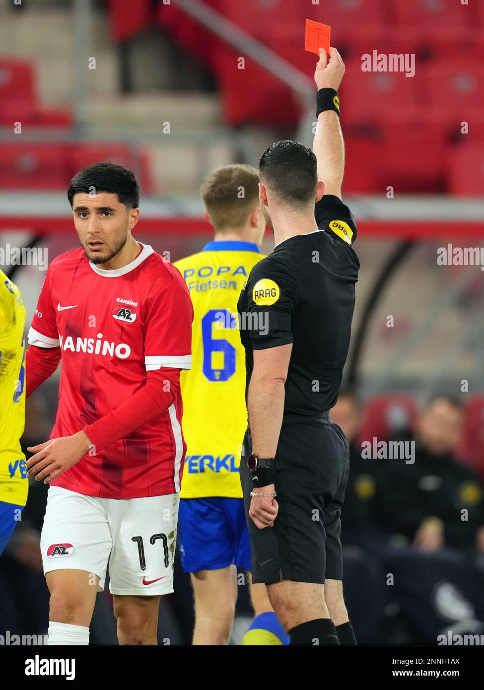 ALKMAAR - Referee Marc Nagtegaal gives the red card to Mees Hoedemakers ...
