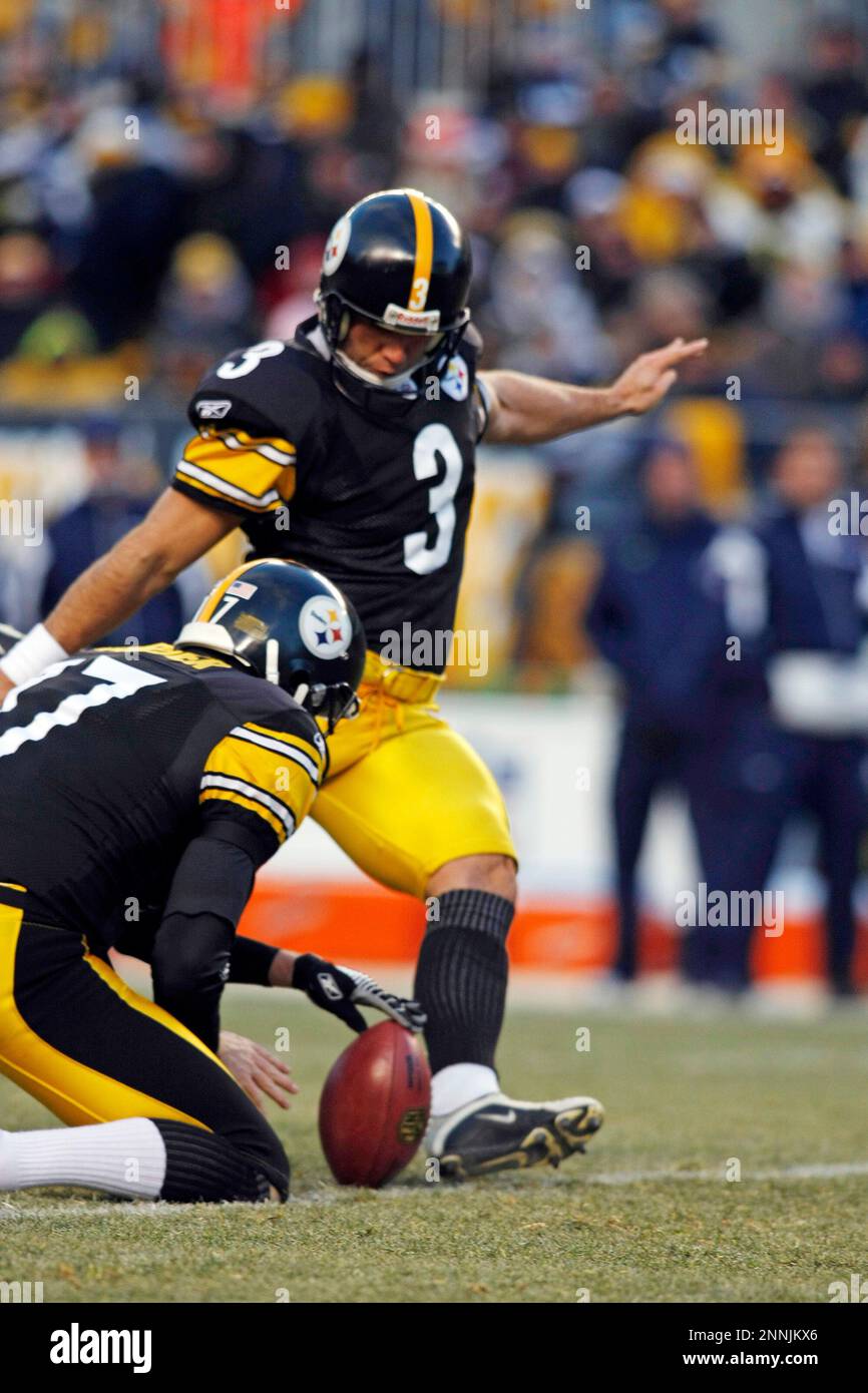 07 December 2008 - Jeff Reed (3) of the Pittsburgh Steelers kicks ...