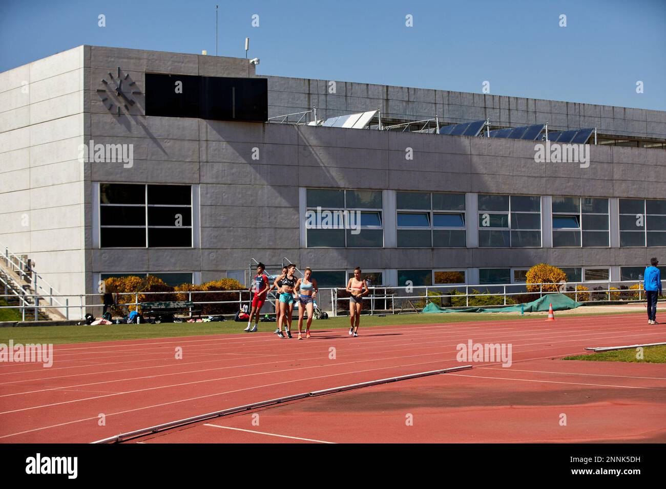 Several people practice athletics during the presentation of the ...