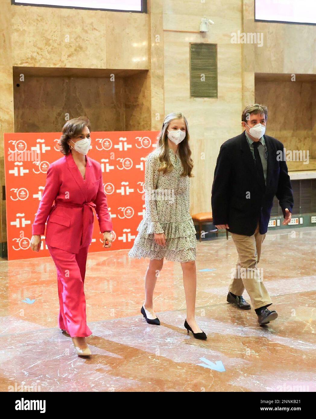 Princess Leonor (centre), accompanied by the First Vice-President of ...